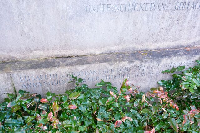 Datei:Schickedanz Grab Feb 2025.jpg – FürthWiki