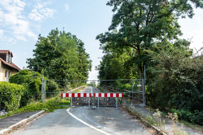 Datei:Bahnbrücke Theodor-Heuss-Straße Aug 2025 2.jpg – FürthWiki